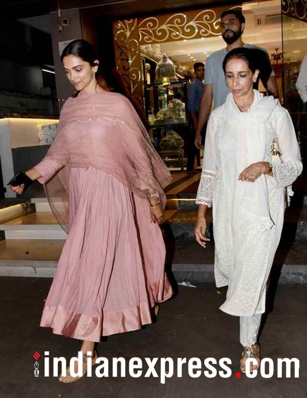 Bollywood Deepika Padukone goes jewellery shopping with mother Ujjala ...